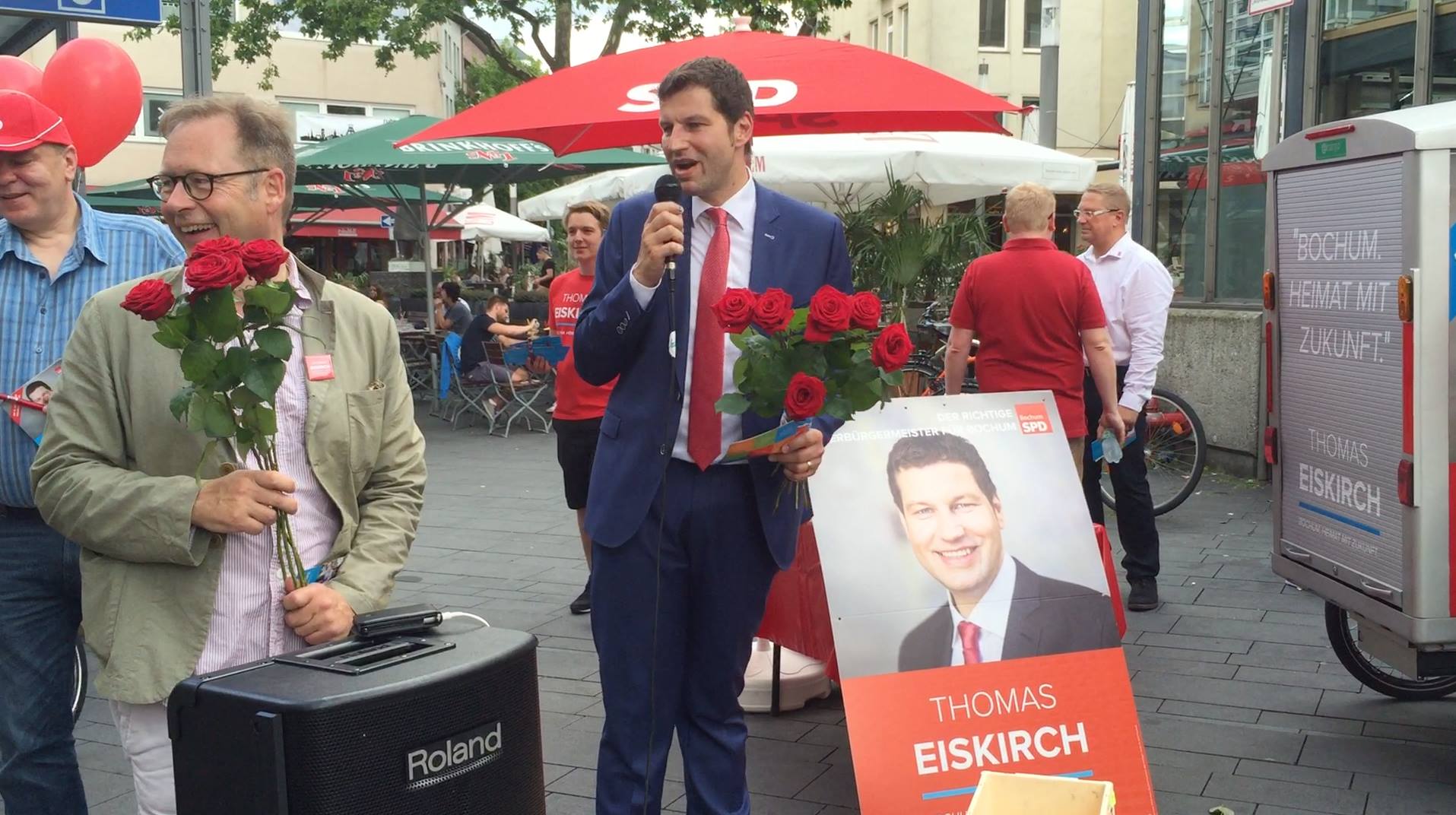 Thomas Eiskirch und ehrenamtliche Helferinnen und Helfer der SPD Bochum ...
